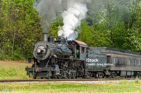 고독한 철도 선로를 따라 접근하는 골동품 복원 증기 여객 열차의 전망 기차에 대한 스톡 사진 및 기타 이미지 기차