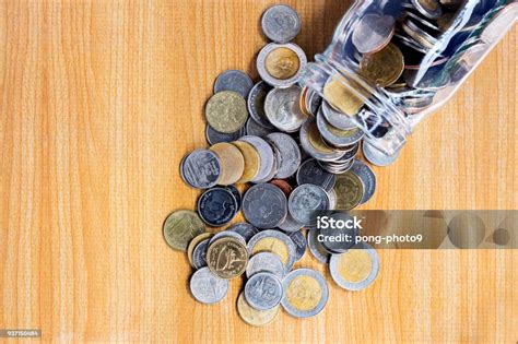 나무 테이블에 유리 항아리 동전 더미 교육 또는 투자에 대 한 절약 돈 개념입니다 0명에 대한 스톡 사진 및 기타 이미지 0명 개념 개념과 주제 Istock