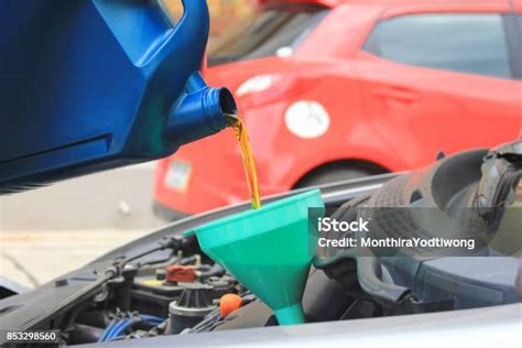수리 차고에서 자동차 엔진에 기계공 붓는 신선한 오일의 클로즈업 따르기에 대한 스톡 사진 및 기타 이미지 따르기 차 가솔린 Istock