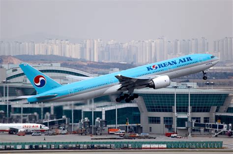 춘형 오늘도 골뱅이파스타로 인사 드립니다 파스타 초기에는 참나물 없이 심플하게 판매 했었는데요 지금은 어제사진 처럼 여러 과정을 거친 결과로 참나물과 함께 가고