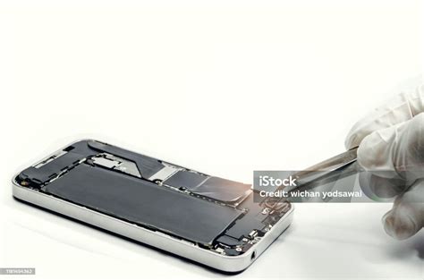 책상에 전문 기술자에 의해 실험실에서 스마트 폰마더 보드에 수리를 고정하기위한 카메라 폰의 닫기 미니 도구 사용 Stem 주제에