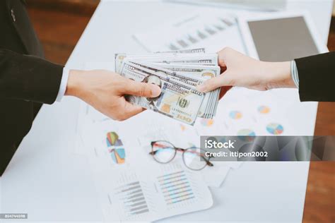 비즈니스 여자 돈 미국 달러를 받는 손에 돈을 주고 하는 사업 100 달러 지폐 미국 지폐 통화에 대한 스톡 사진 및 기타 이미지 100 달러 지폐 미국 지폐 통화