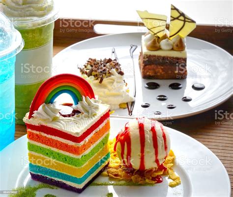 흰색 접시에 바닐라 아이스크림의 국자를 가진 직사각형 모양 벨벳 레인 보우 케이크의 조각 0명에 대한 스톡 사진 및 기타 이미지 0명 냉동된 냉동식품 Istock