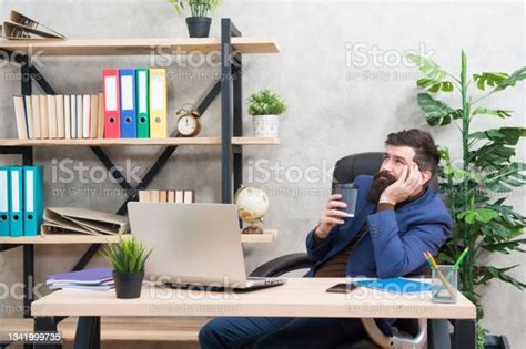 비즈니스 웨어에 수염남자 사무실 책상에서 차 또는 커피 한 잔을 마시는 즐길 수 즐거움 개인 장식품에 대한 스톡 사진 및 기타