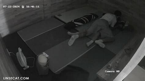 해킹된 한국 만화방 IP카메라 두 커플 소년들이 가슴과 생식기를 만지자 소녀들은 흥분과 긴장감을 숨기기 위해 휴대전화를 보는 척했다 인색 한 고양이