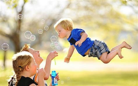 მფრინავი ბავშვის ფოტოებმა ინტერნეტი დაიპყრო მშობლები