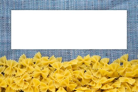 Farfalle 마 카로 니 아름 다운 소박한 블루 니트 자루 텍스처에 바닥 파스타 분해 상단에서 클로즈업 보기입니다 텍스트 및 아이디어에 대 한 공백입니다 0명에 대한