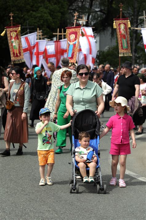 ირაკლი სრულიად საქართველოს ზუგდიდიდან გილოცავთ ოჯახის სიწმინდისა და მშობლების პატივისცემის
