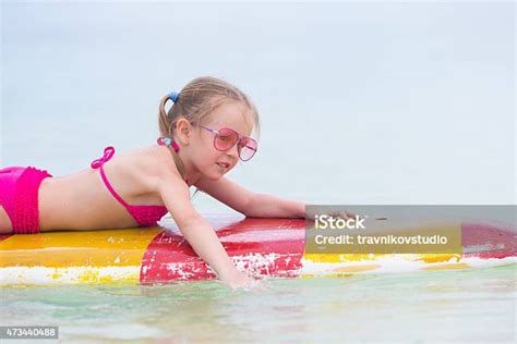리틀 사랑스러운 여자아이 On 서핑보드를 있는 터쿠아즈 바다빛 2015년에 대한 스톡 사진 및 기타 이미지 2015년 귀여운 명랑한 Istock