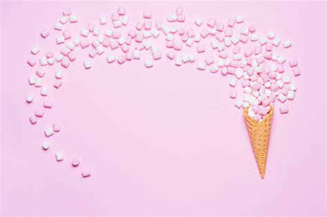 핑크 바탕에 와플 콘에 멜 한 분홍색과 흰색 로우 상위 뷰 평평 하다입니다 텍스트에 대 한 여유 공간 0명에 대한 스톡 사진 및 기타 이미지 Istock