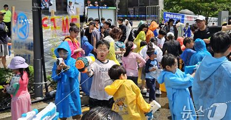 물총 쏘고 빵 먹고 휴일 맞아 강원 곳곳 나들이객 북적