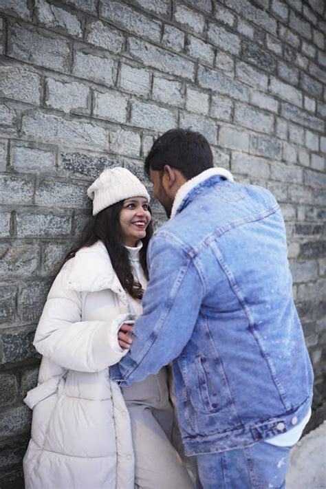 겨울 배경 겨울 분위기 겨울 사랑 겨울 시즌 겨울 야외 겨울 옷 겨울 커플 겨울 패션 겨울날짜 겨울의 포옹 굴 마그 껴안다 낭만적 인 순간 눈 눈