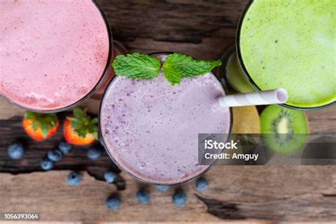 블루베리 딸기 키 위 요구르트 과일 주스 스무디 녹색 분홍색과 보라색 다채로운 과일 주스 건강 밀크 블렌드 음료 무스 후식에