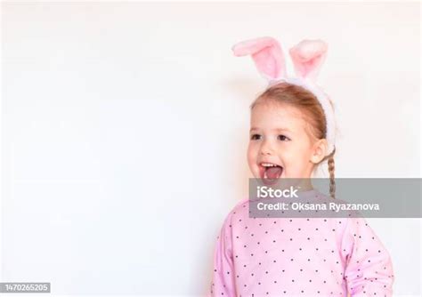 흰색 배경에 분홍색 재킷을 입은 부활절 토끼 귀를 가진 웃는 어린 소녀 복사 공간 2 3 살에 대한 스톡 사진 및 기타 이미지 2 3 살 놀라움 머리밴드 Istock