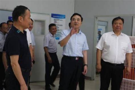 商丘人大常委会副主任曹月坤到商丘第二实验小学教育集团督导食品安全工作餐厅管理师生