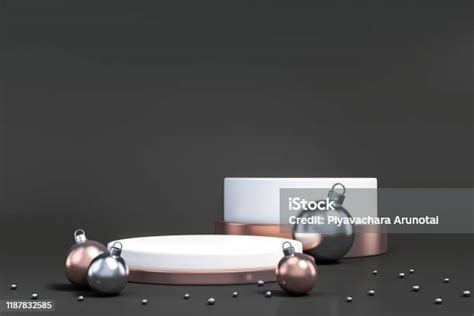 어두운 배경 3d 렌더링에 연단 디스플레이 스탠드와 금속 로즈 골드와 실버 크리스마스 공 장식 0명에 대한 스톡 사진 및 기타 이미지 Istock
