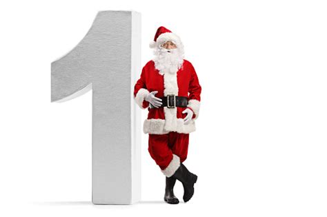 흰색 배경에 고립 된 큰 숫자 하나에 기대어 산타 클로스의 전체 길이 초상화 산타 클로스에 대한 스톡 사진 및 기타 이미지 산타 클로스 서 있기 12월 Istock