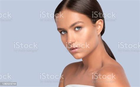 깨끗한 피부와 신선한 메이크업과 아름다운 미소 갈색 머리 여자의 초상화 미용 미용 헤어 트리트먼트 및 메이크업 컨셉 아름다움에 대한 스톡 사진 및 기타 이미지 Istock