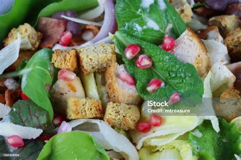 그릇에 치킨 샐러드의 전체 프레임 이미지 양상추 붉은 양파 토마토 비트 뿌리 잎 큐브 베이컨 구운 닭고기 크루통과 석류 씨앗을 얹어 높은 전망 0명에 대한 스톡 사진 및