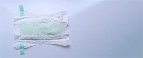 아기 격리 흰색 배경과 복사 공간을 위한 기저귀 오픈 타입 아기 기저귀 건조 하 고 부드러운 질감 패브릭 화이트 컬러 위생 하 고 편안한 테이프 타입 화이트 배경 스튜디오