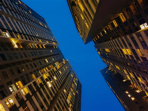 집 밖의 가지 각도 경제 허브 고층 고층 건물 구름 구조 설계 글로벌 시티 금융지구 기하학적 라인 깨끗한 라인 대도시 도시 개발 도시 경관 도시