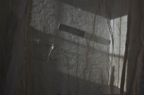 햇빛에 벽 근처 램프와 침실 인테리어 · 무료 스톡 사진