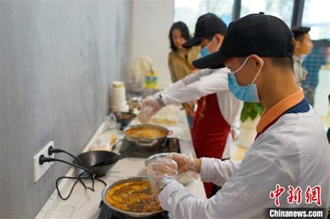 探访柳州螺蛳粉辅修班 第一堂课就是“嗦粉”！手机新浪网
