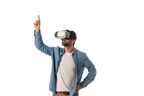 한 남자가 흰색 배경 기술 진화 개념에 고립된 손가락을 위로 올리는 Vr 안경을 착용합니다 프리미엄 사진