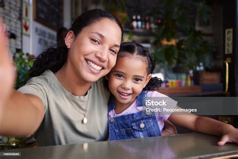 카페 흑인 가족 엄마와 딸이 커피숍에서 함께 시간을 보내는 셀카 초상화 아이들 그리고 레스토랑에서 유대감을 형성하는 여자와 행복한 여자 아이와 미소 셀카에 대한 스톡 사진