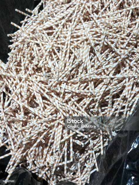 환경 친화적 인 바이오 분해 성 종이 짚 제조 단위에서 만든 종이 빨대는 플라스틱으로 만든 빨대 대신 점점 더 많이 사용되고 있습니다 공장 산업 건물에 대한 스톡 사진 및