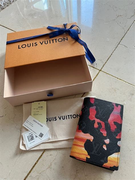 루이비통 여권 지갑 한정판 새상품 당근 중고거래