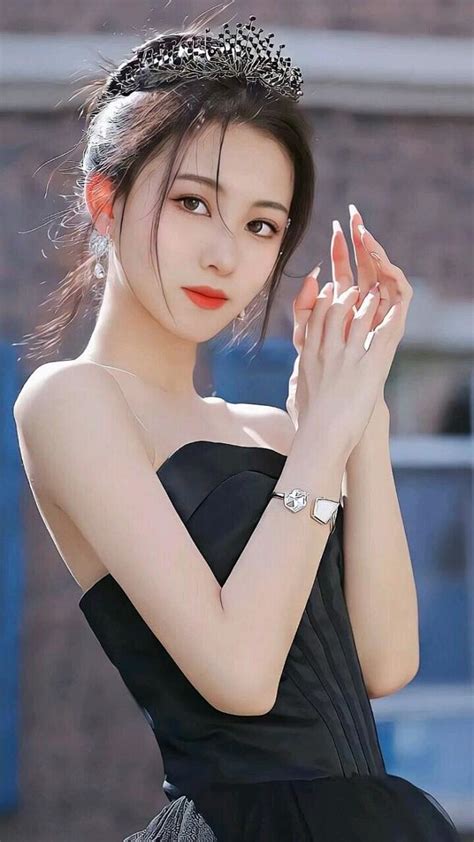 国潮 妆容彩妆 眼妆 唇妆护肤美妆美女微笑笑容模特医美女装酷流行时尚珠宝 3223