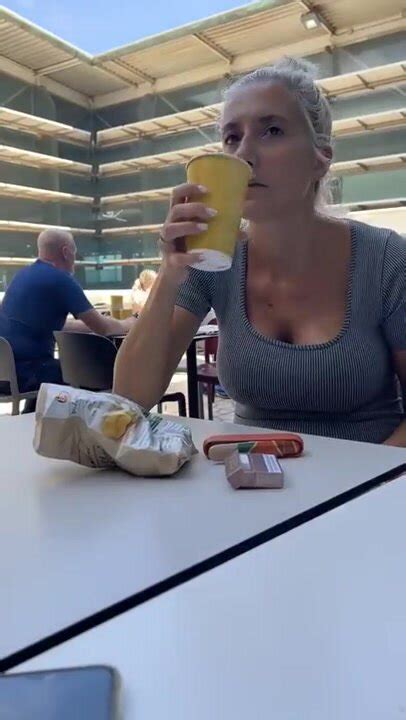 Milf Italiana Esibizionista Senza Slip Al Ristorante Mostra La Fica