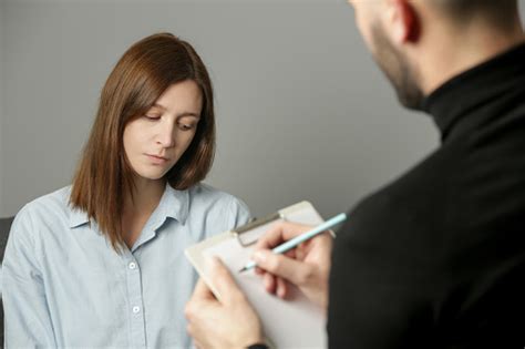 심리 치료 중 우울한 여자 그녀의 치료사에게 말하는 젊은 여성 불안 또는 정신 건강 치료 결혼 가족 및 보호자 상담 2명에 대한 스톡 사진 및 기타 이미지 Istock