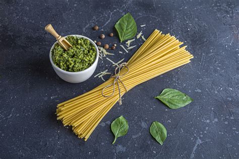 파나 이탈리아 파스타를 코킹하는 신선한 재료 조리 된 소스 페스토 드라이 스파게티와 바질 잎 어두운 배경에 텍스트에 대한 수액 복사 건강한 식생활에 대한 스톡 사진 및 기타