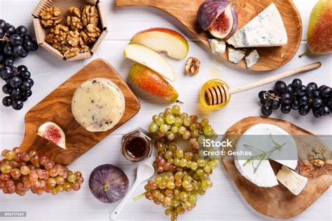 블루 치즈 브리 치즈 포도 무화과 배 꿀 과일 흰색 테이블에 견과류와 트 러 플 하드 치즈 치즈 플레이트 최고의 볼 수 있습니다 치즈에 대한 스톡 사진 및 기타 이미지