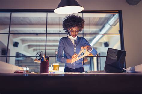 젊은 아프리카계 미국인 여자 건축가 프로젝트에서 작업입니다 엔지니어에 대한 스톡 사진 및 기타 이미지 엔지니어 디자인 사색 Istock