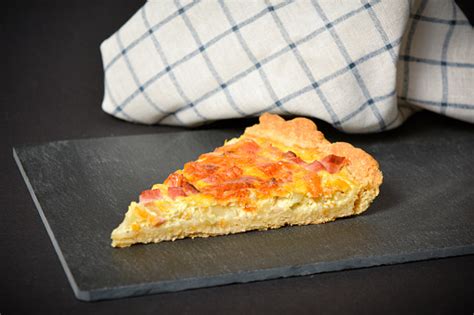 프렌치 파이 키슈 로렌 슬라이스의 측면 보기 는 배경에 부엌 수건돌 접시에 슬라이스 검은색에 대한 스톡 사진 및 기타 이미지