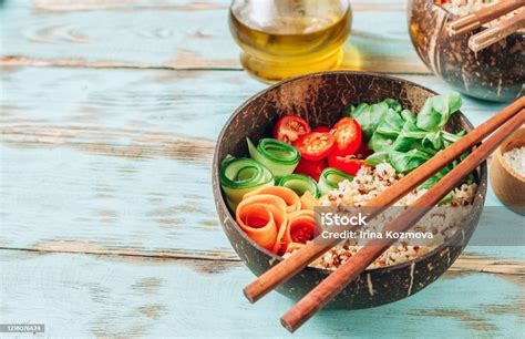 비건 부처님 그릇 건강한 식사 퀴노아 토마토 오이 당근 무 코코넛 그릇에 옥수수 샐러드 푸른 소박한 배경에 건강한 생활방식에 대한 스톡 사진 및 기타 이미지 Istock