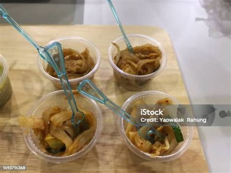 Contoh Makanan Yang Diletakkan Di Atas Nampan Untuk Pengujian Sensorik Foto Stok Unduh Gambar
