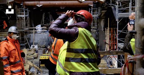 검은 색과 녹색 줄무늬 긴 소매 셔츠에 빨간 모자를 쓴 남자 사진 Unsplash의 무료 의복 이미지