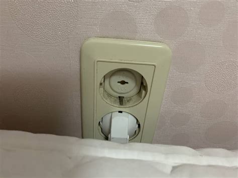 콘센트 안전커버 같은데 저거 빼는 법 아는 사람ㅠㅠ 인스티즈instiz 일상 카테고리