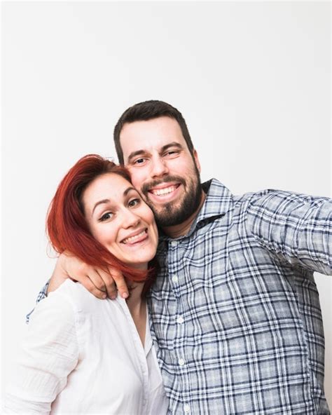 Retrato De Una Joven Pareja Feliz Foto Gratis