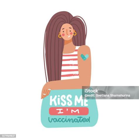 예방 접종 후 어깨 패치와 젊은 여성의 초상화 키스 나 나는 예방 접종해요의 손으로 그린 편지 예방 접종을 받고에 대한 개념 예방 접종 시간 무리 면역 플랫 벡터 설계