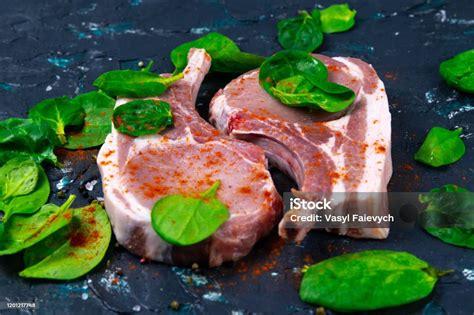 로즈마리 옥수수 계란 피망 근처에 붉은 고추를 뿌린 뼈에 생 돼지 고기 스테이크 0명에 대한 스톡 사진 및 기타 이미지 0명 검은색 경관 Istock