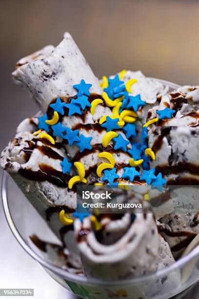 타이 롤 아이스크림 냉동 실에 수 작업으로 이루어집니다 천연 딸기과 성분에서 만든 달콤한 디저트입니다 건강한 식생활에 대한 스톡 사진 및 기타 이미지 Istock