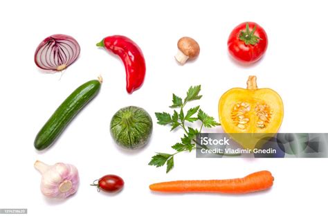 호박 호박 피망 토마토 양파 마늘 당근 파슬리 및 버섯의 창조적 인 레이아웃 식품 개념 흰색 고립 된 배경에 야채 0명에 대한 스톡 사진 및 기타 이미지 Istock