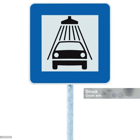 세차 도로 표지판 파란색 격리 된 차량 샤워 세척 서비스 길가 지원 교통 표지판 회색 기둥 포스트 큰 상세한 수직 근접 촬영 4x4 자동차에 대한 스톡 벡터 아트 및 기타