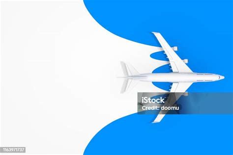 파란색 배경에 디자인 모의 업을위한 빈 공간이있는 화이트 제트 승객의 비행기의 상단보기 3d 렌더링 관광에 대한 스톡 사진 및 기타 이미지 Istock
