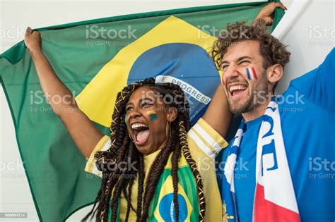 세계 월드컵 대회에 국가 대표 팀을 위한 응원 하는 축구 팬 들 2명에 대한 스톡 사진 및 기타 이미지 2명 격려 경쟁 Istock